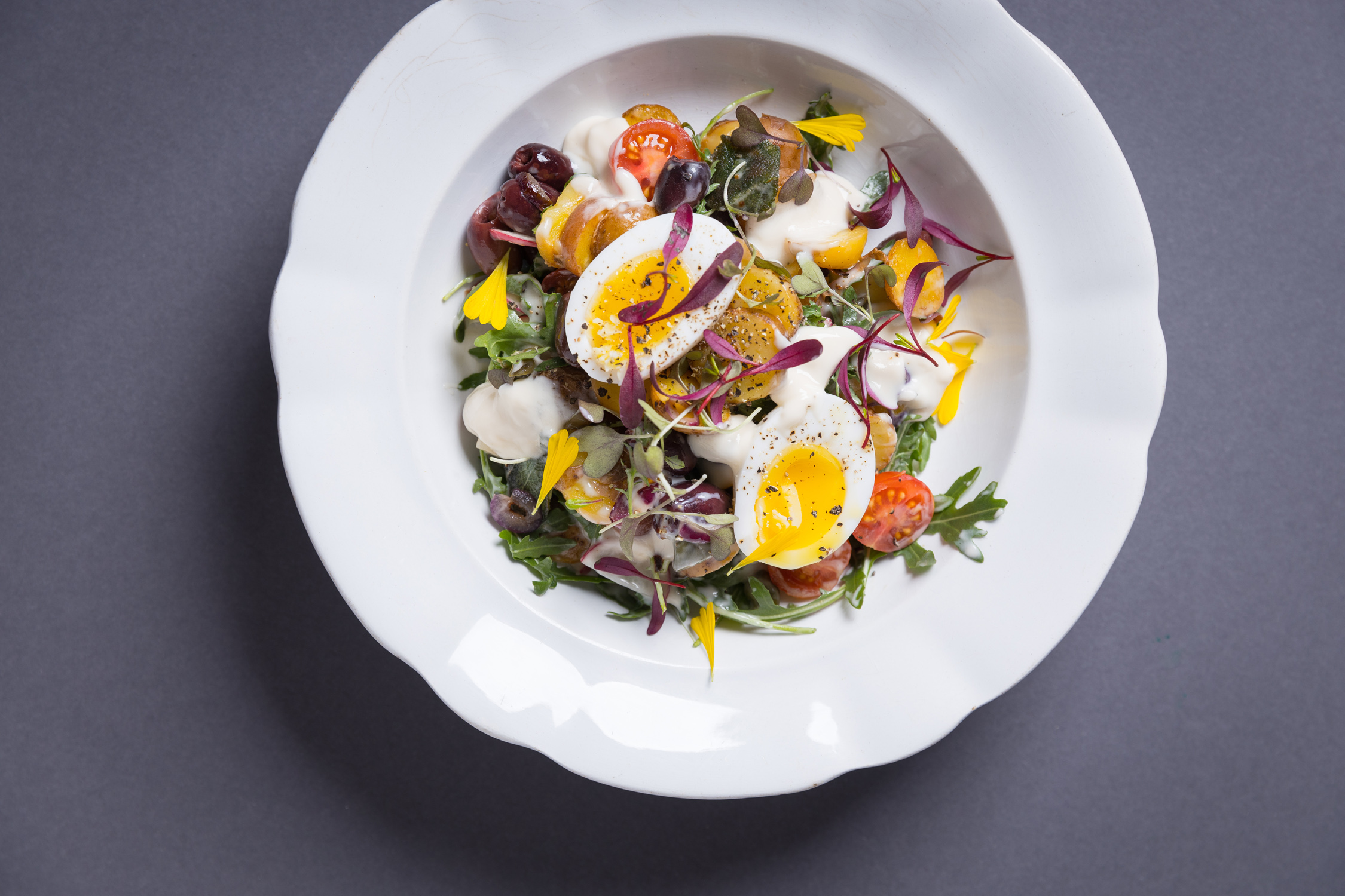 Soe kartulisalat juustukastme, sibula, oliivide, kapparite ja ...