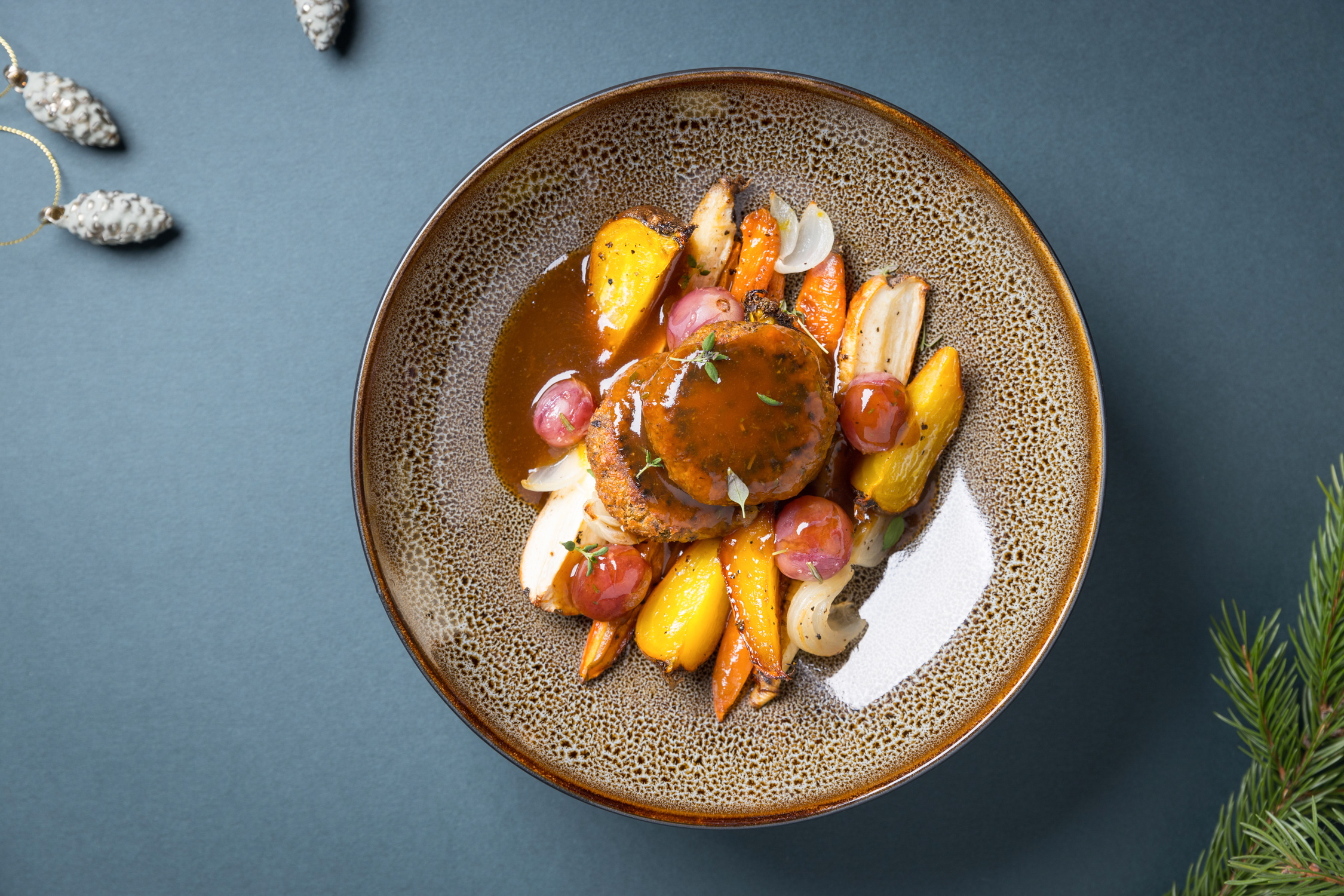 Gravy kaste röstitud viinamarjade, ahjujuurikate ning kotlettidega ...